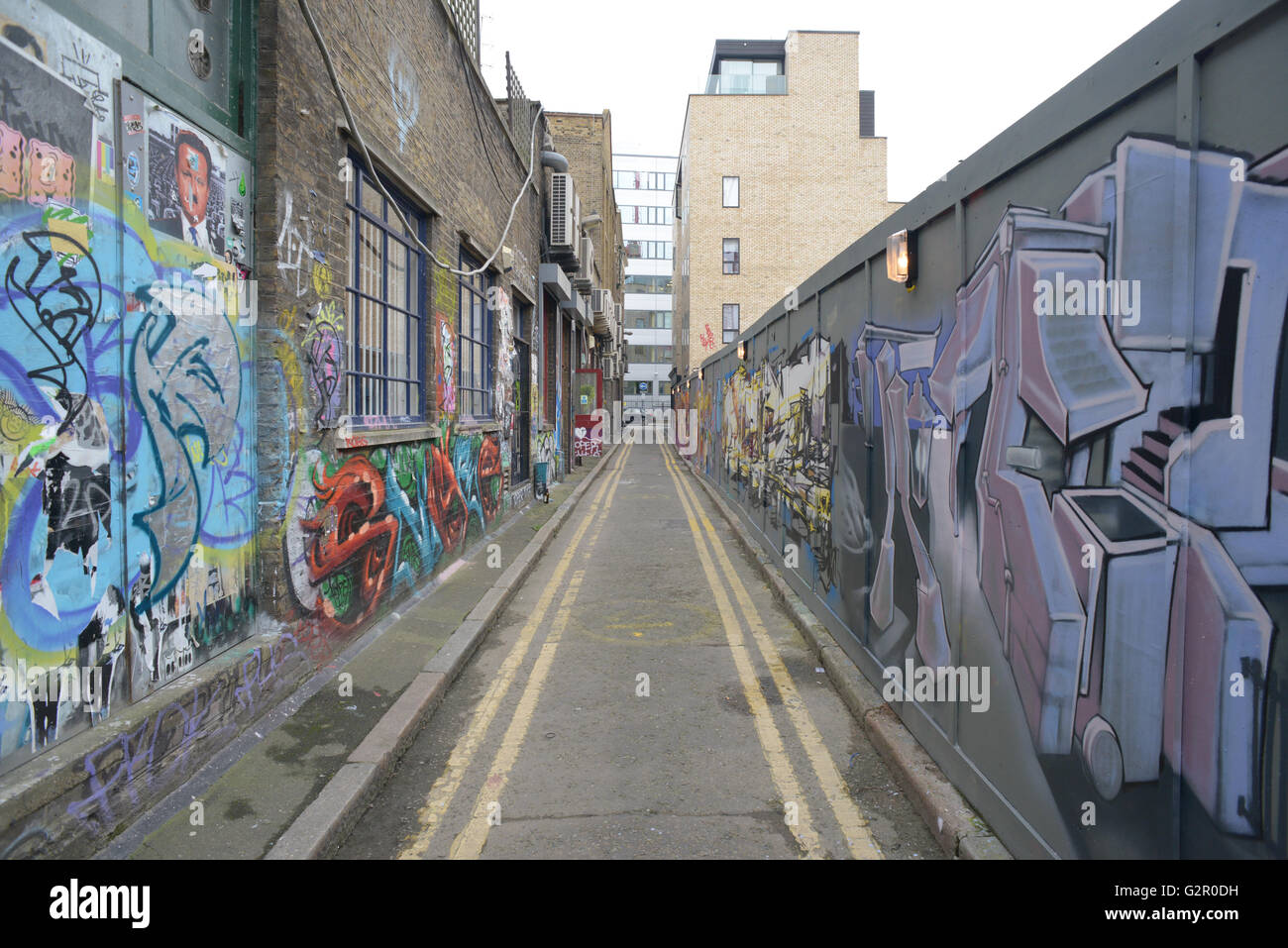 Graffiti in alley in art hi-res stock photography and images - Alamy