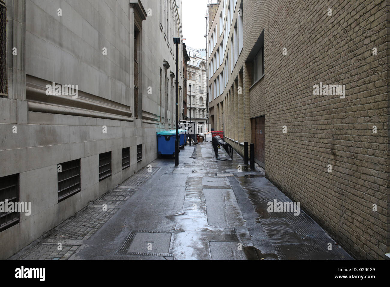 Side alley hi-res stock photography and images - Alamy