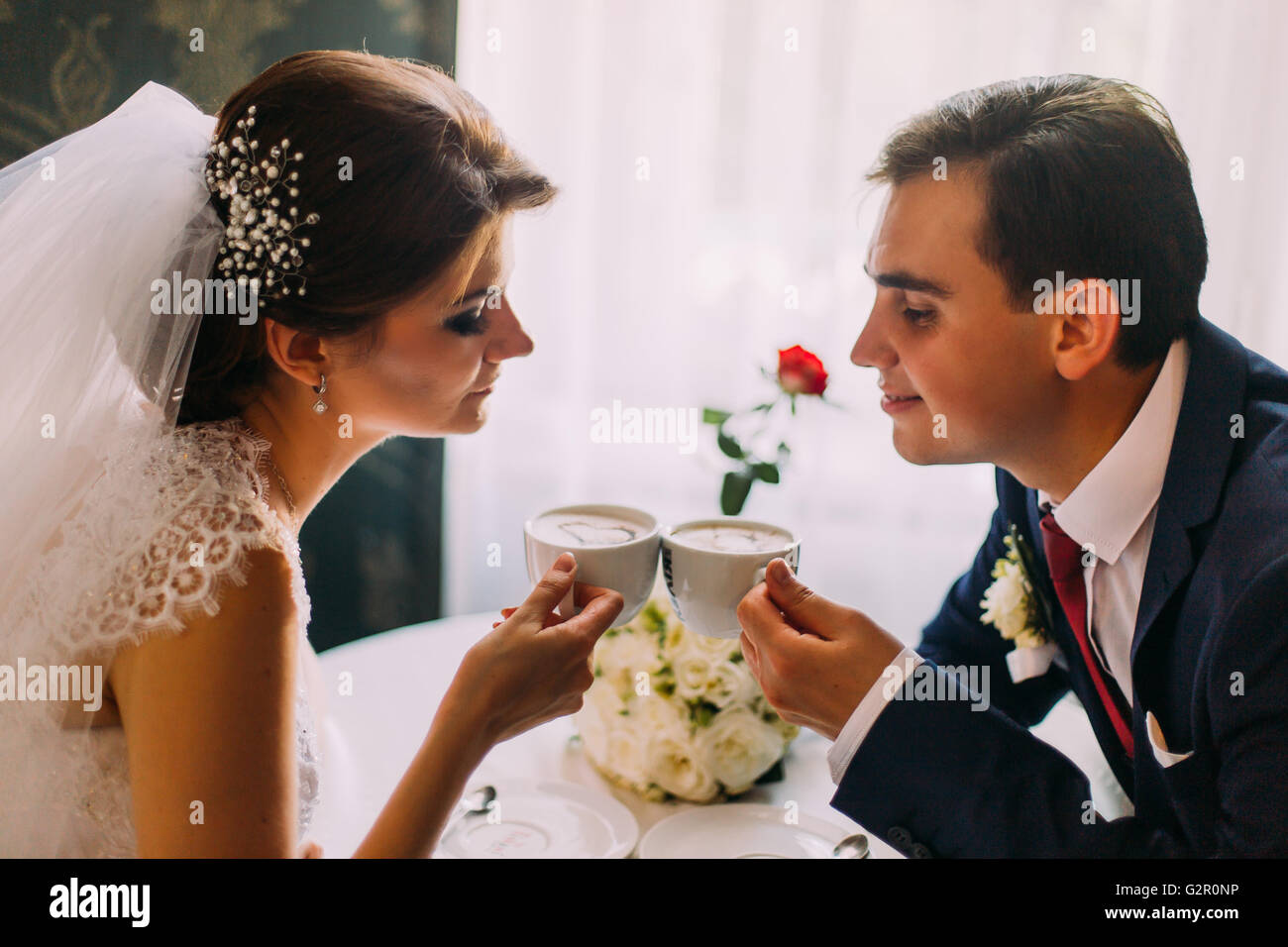 Table after party woman hi-res stock photography and images - Alamy
