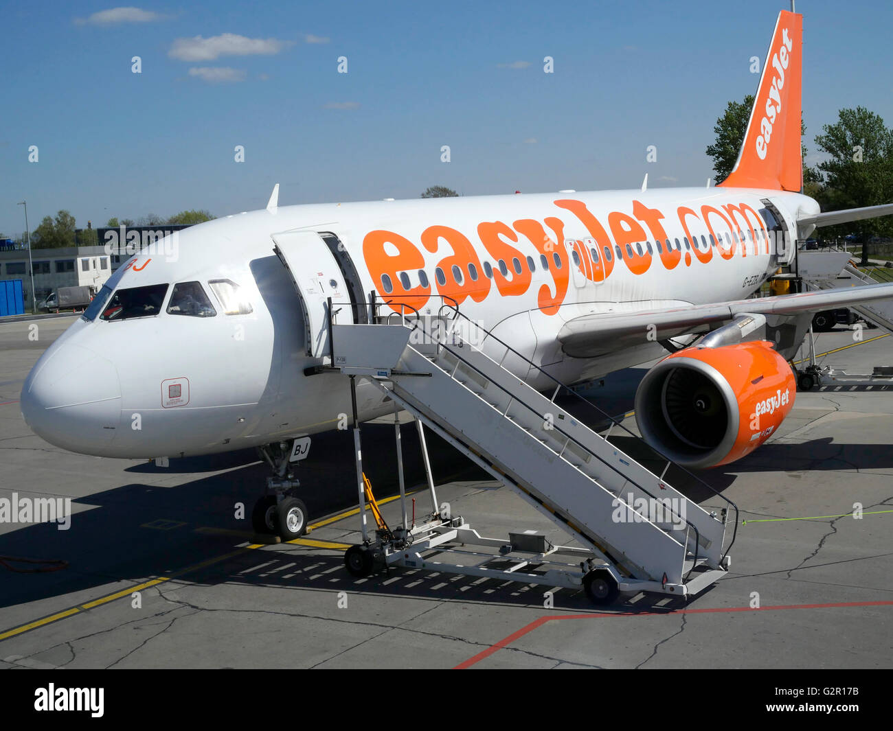 Easyjet airbus a320 hi-res stock photography and images - Alamy