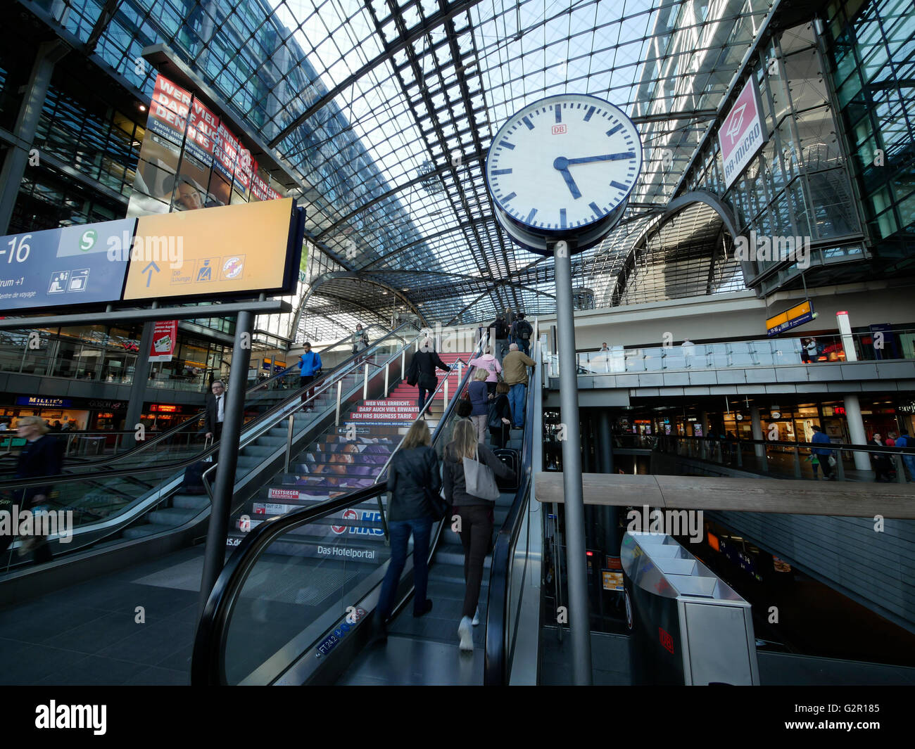 Berlin railway station hi-res stock photography and images - Alamy