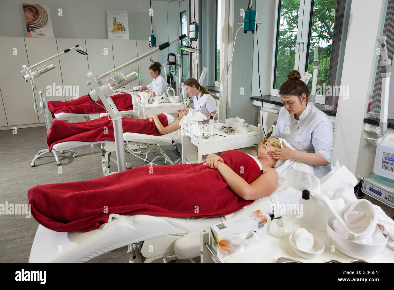 Beautician at work in a cosmetics institute Stock Photo - Alamy