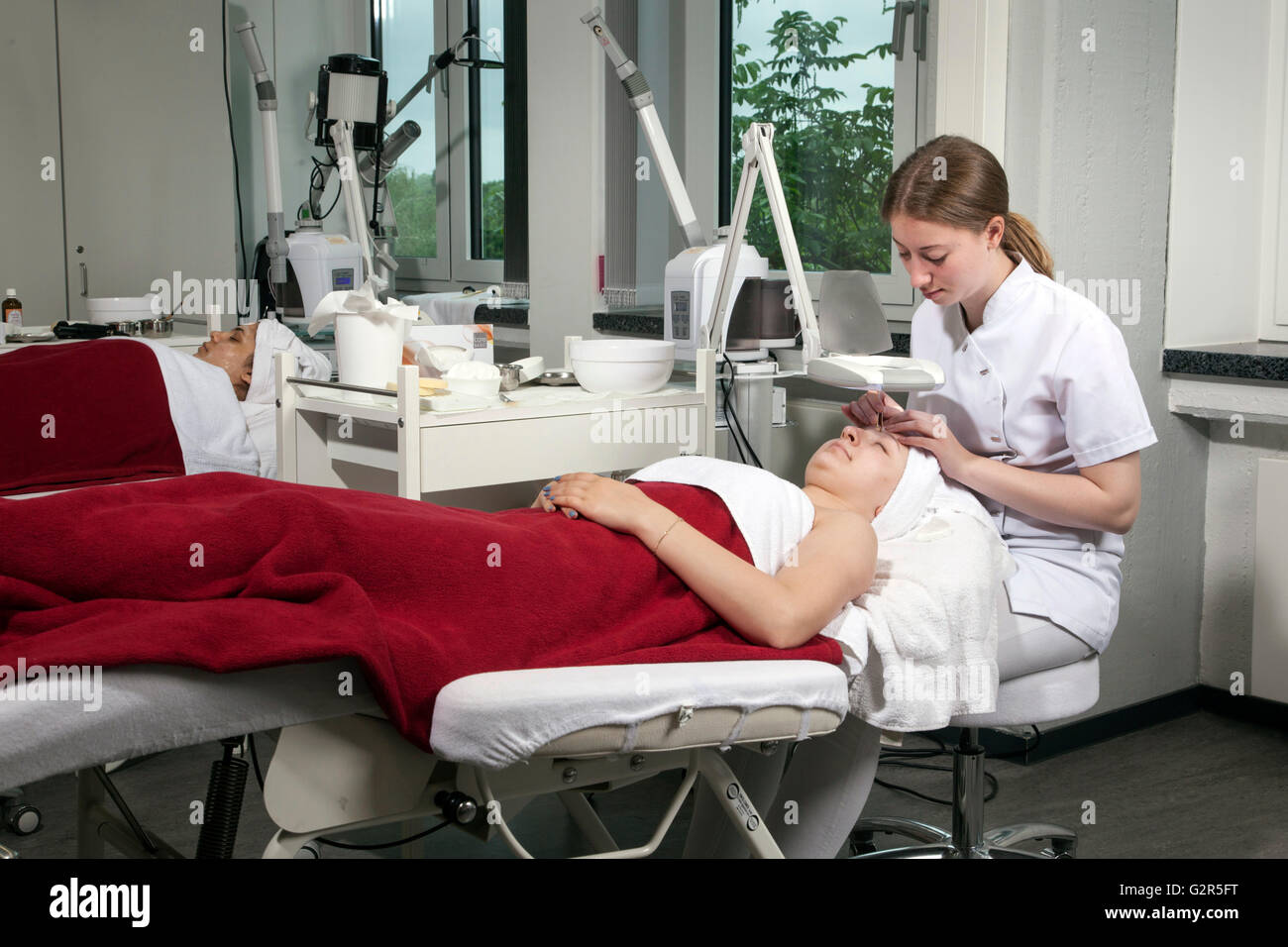 Beautician at work in a cosmetics institute Stock Photo - Alamy