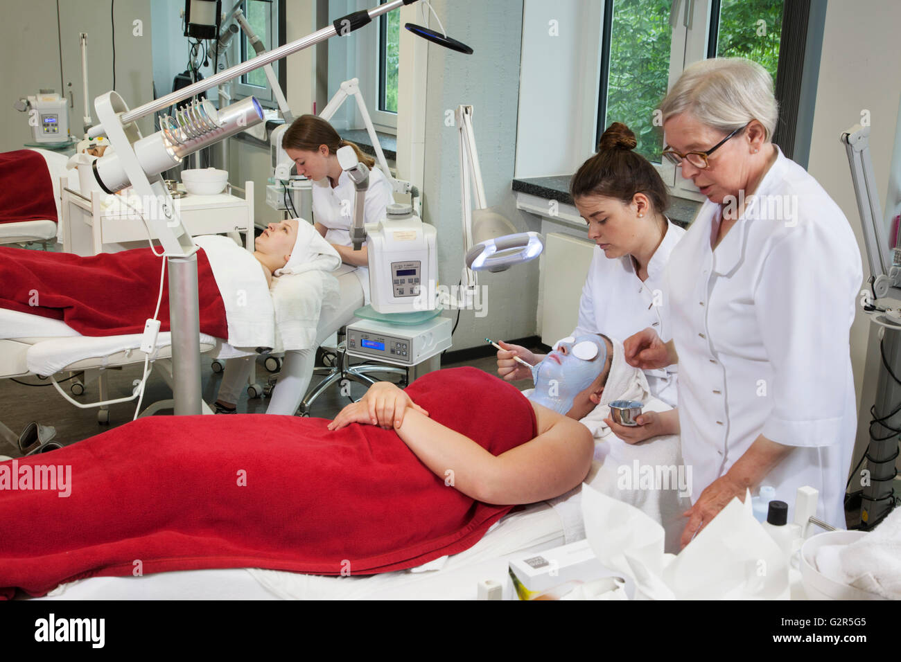 Beautician at work in a cosmetics institute Stock Photo - Alamy