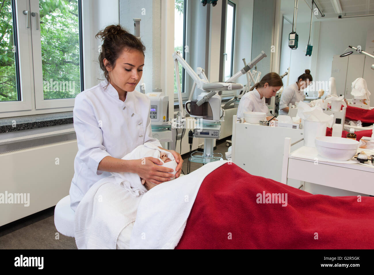 Beautician at work in a cosmetics institute Stock Photo - Alamy