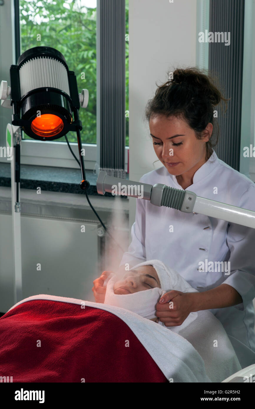 Beautician at work in a cosmetics institute Stock Photo - Alamy