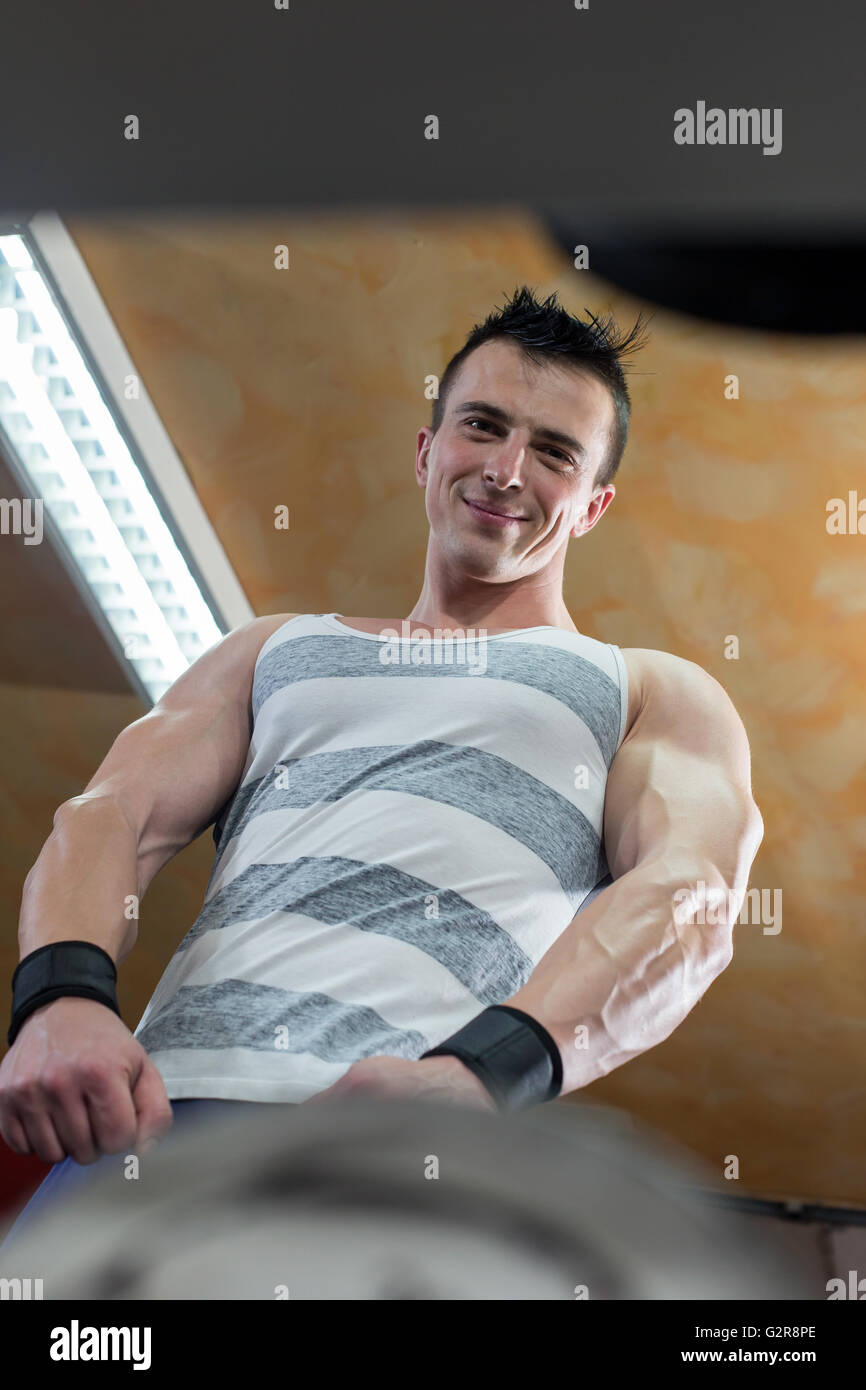 Strong man at the gym lifting heavy weights Stock Photo - Alamy