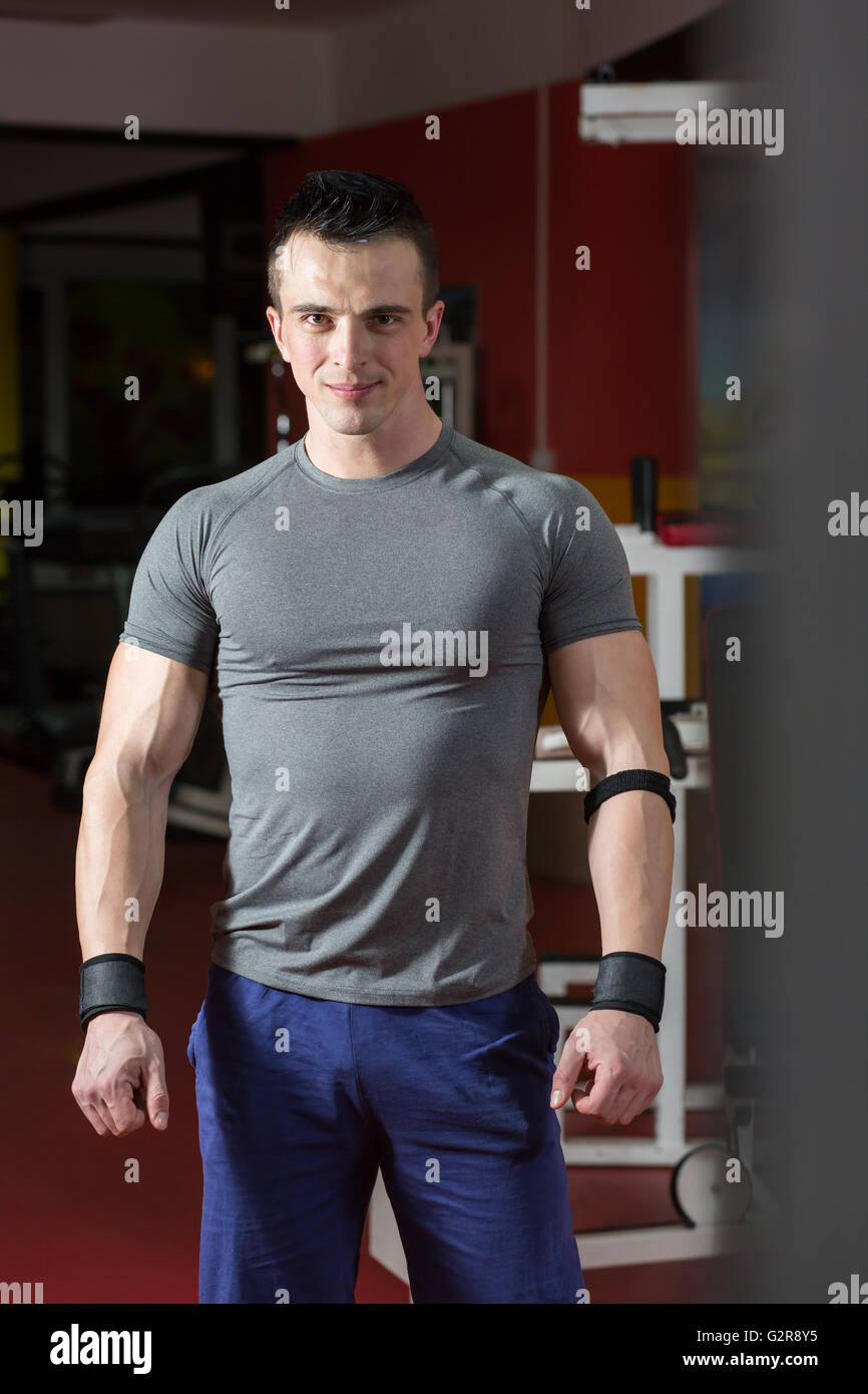 Portrait of muscular man with arms crossed in crossfit gym Stock Photo ...