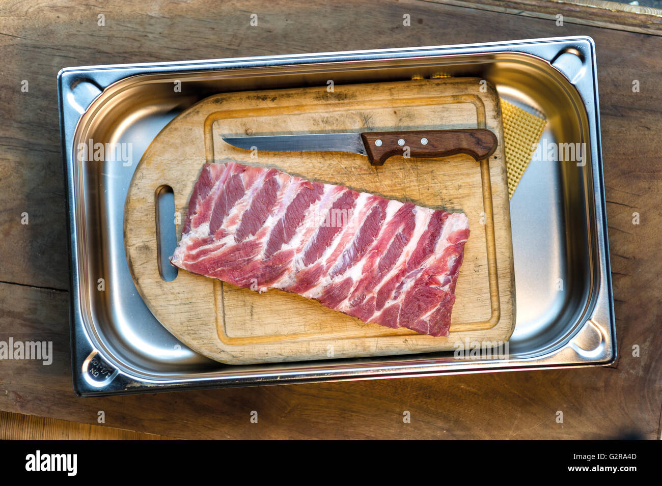 Raw Spareribbs, ribs, lying on wooden cutting board with knife Stock ...