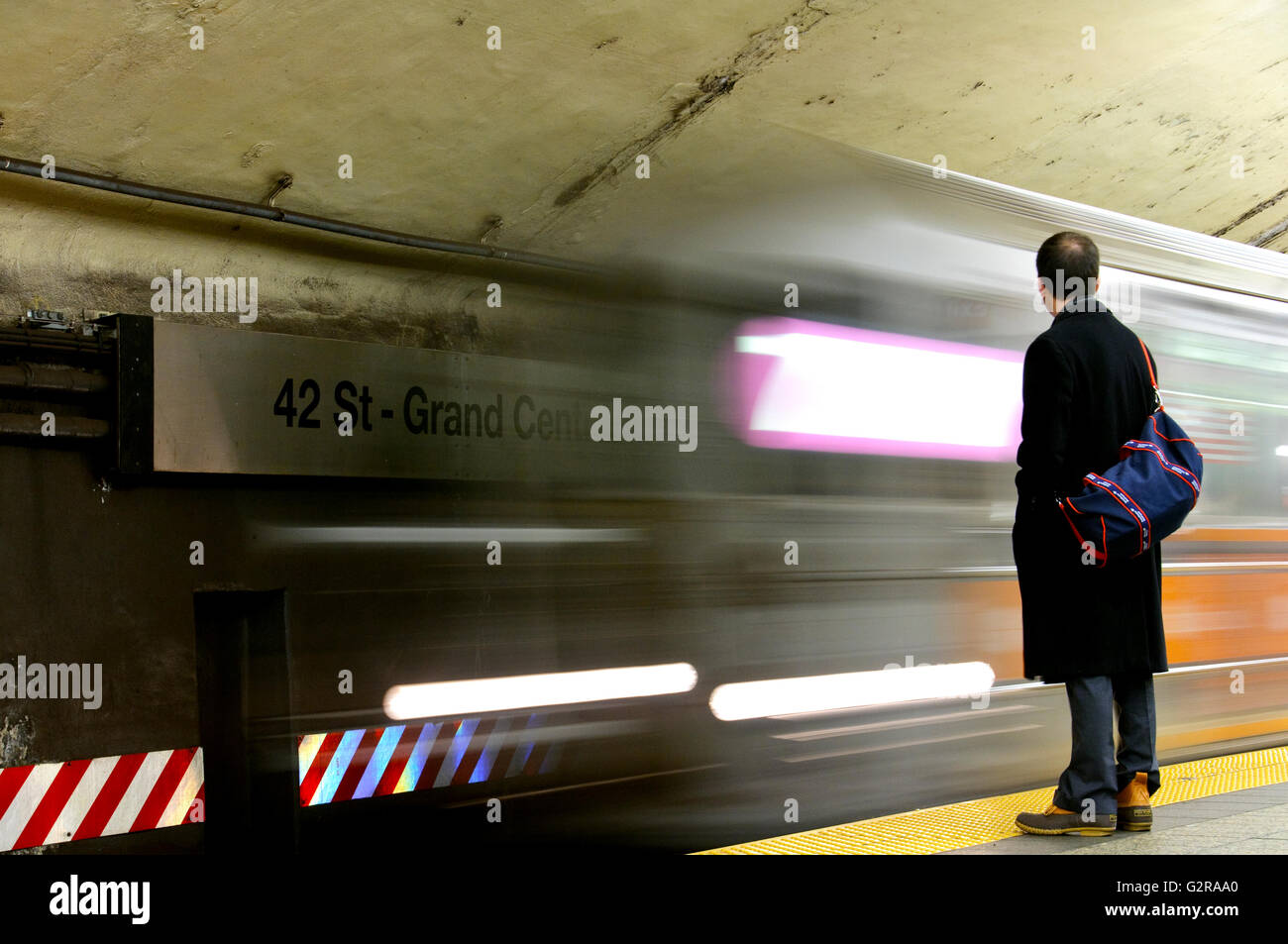 Number 7 subway platform hi-res stock photography and images - Alamy