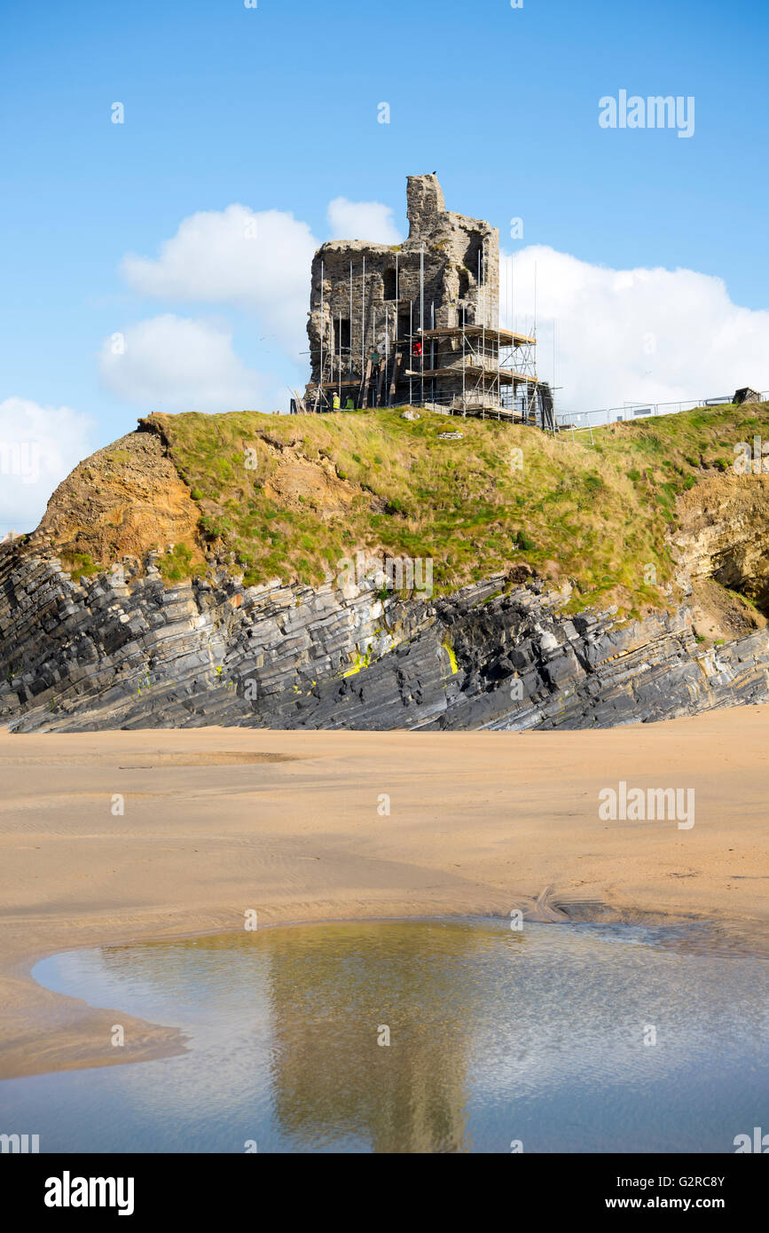 Castle repair hi-res stock photography and images - Alamy