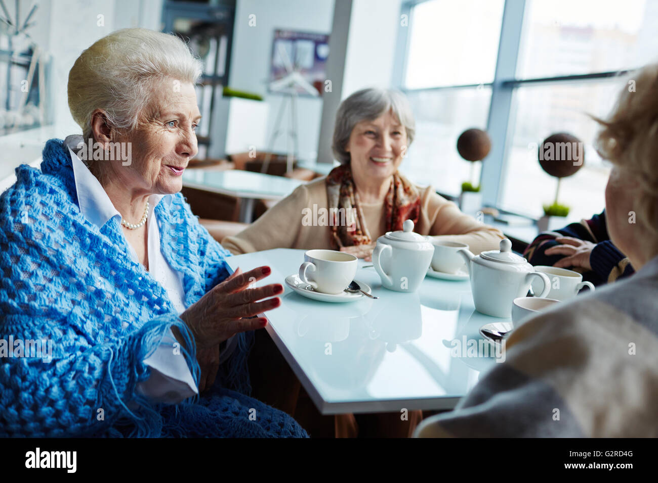 Group seniors interacting hi-res stock photography and images - Alamy