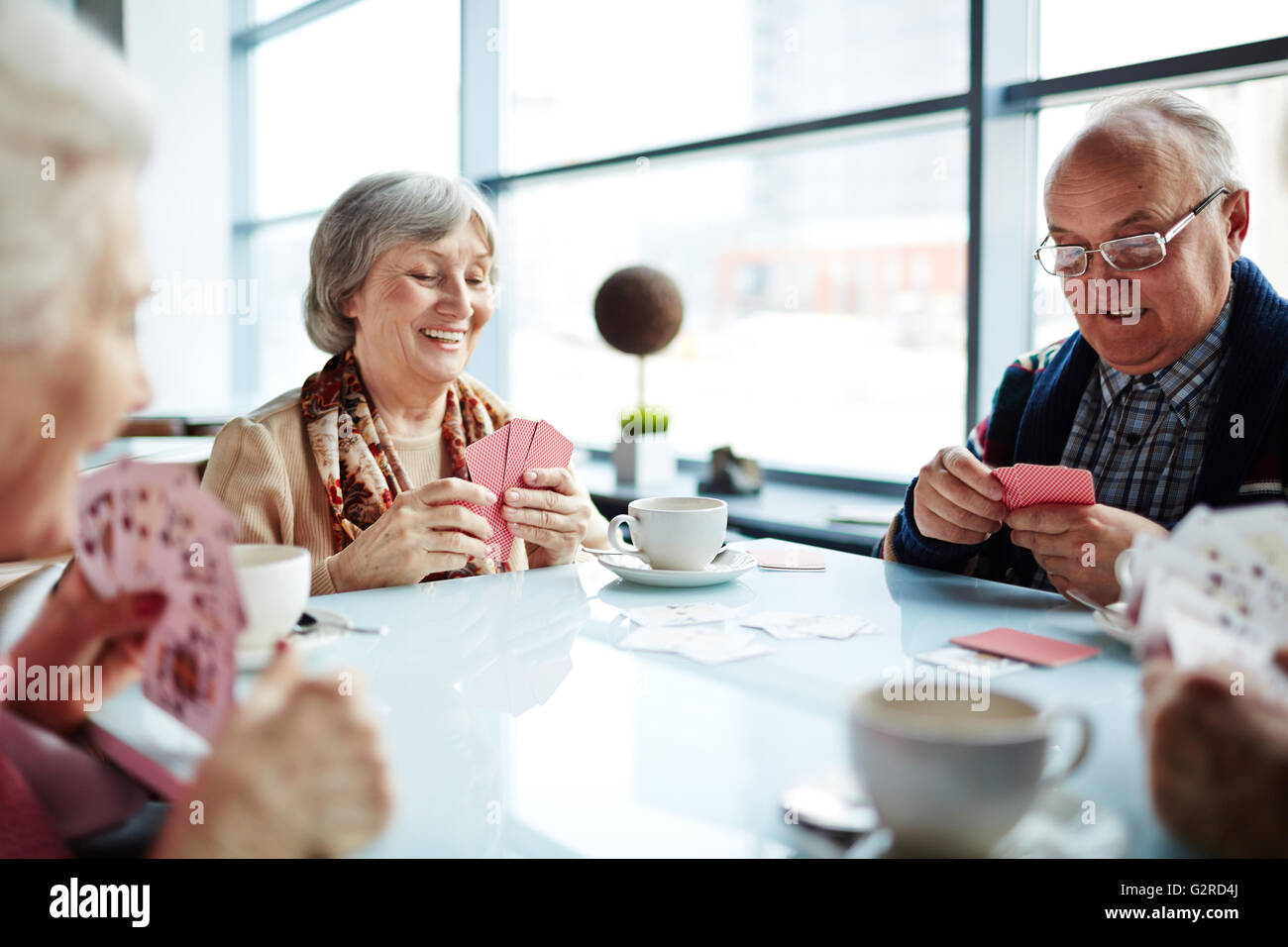 Seniors playing cards hi-res stock photography and images - Alamy