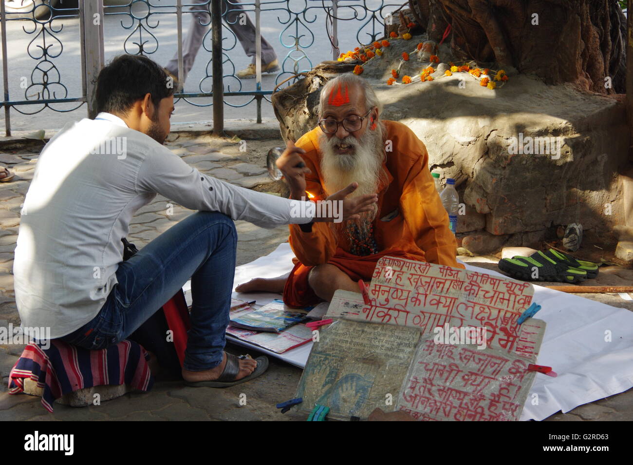 Road side palm-reader in Kolkata, India Stock Photo - Alamy