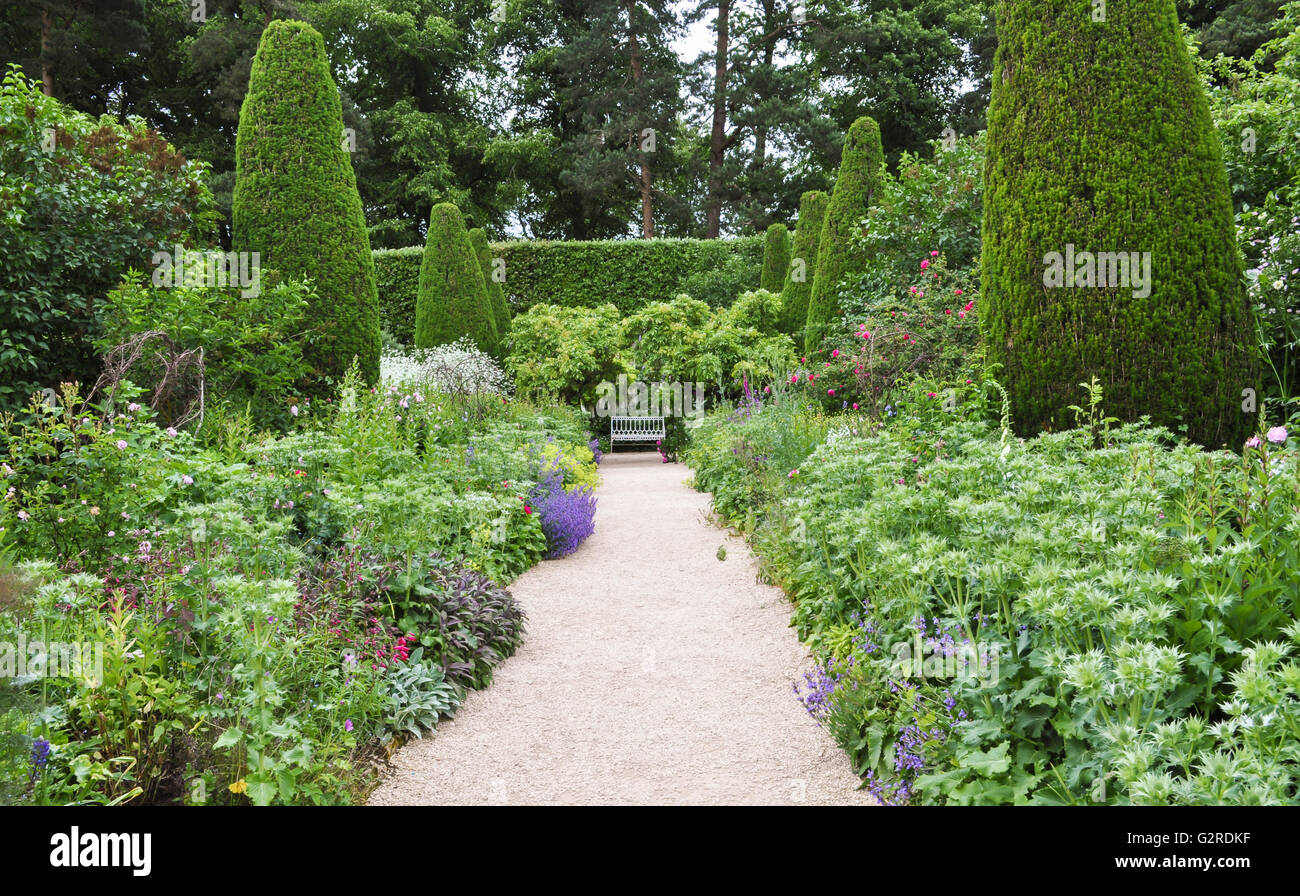 Tranquil summer pathway at Hidcote Manor, Gloucestershire, UK Stock ...