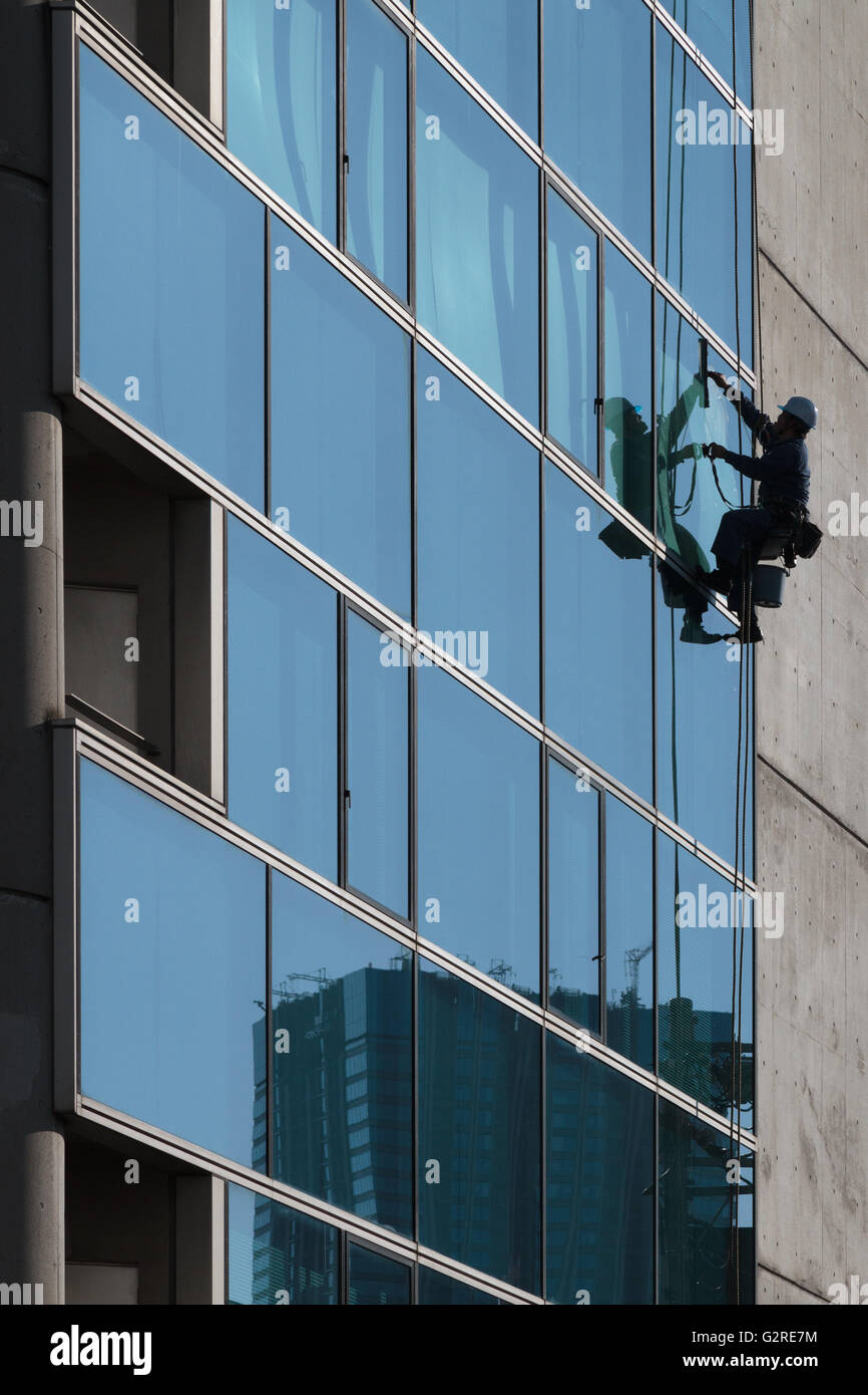 Rope access window cleaning hi-res stock photography and images - Alamy
