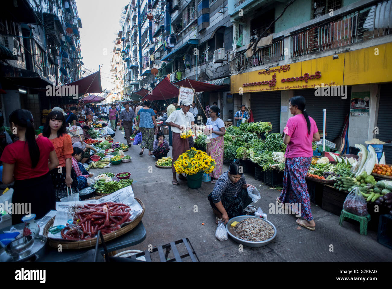 Street market in Yangon, Myanmar Stock Photo - Alamy