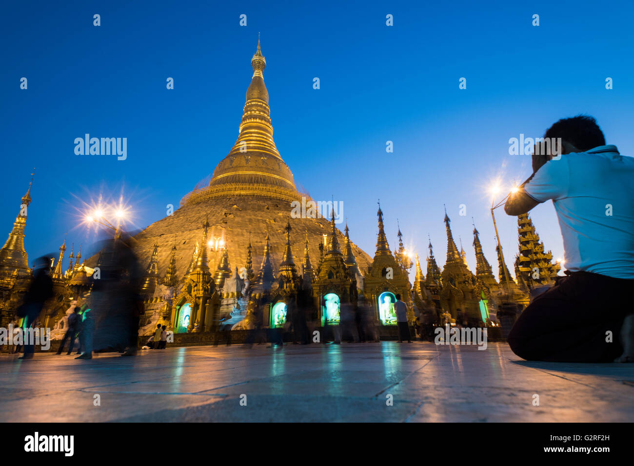 People praying at the Shawedagon Pagoda, Yangon, Myanmar Stock Photo ...