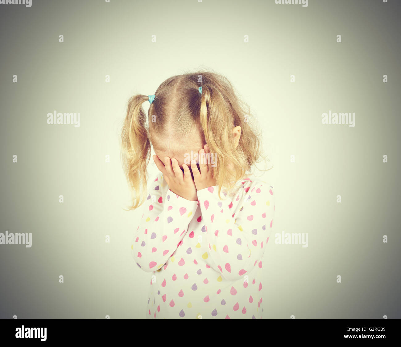 Little girl crying covering his face with his hands Stock Photo - Alamy