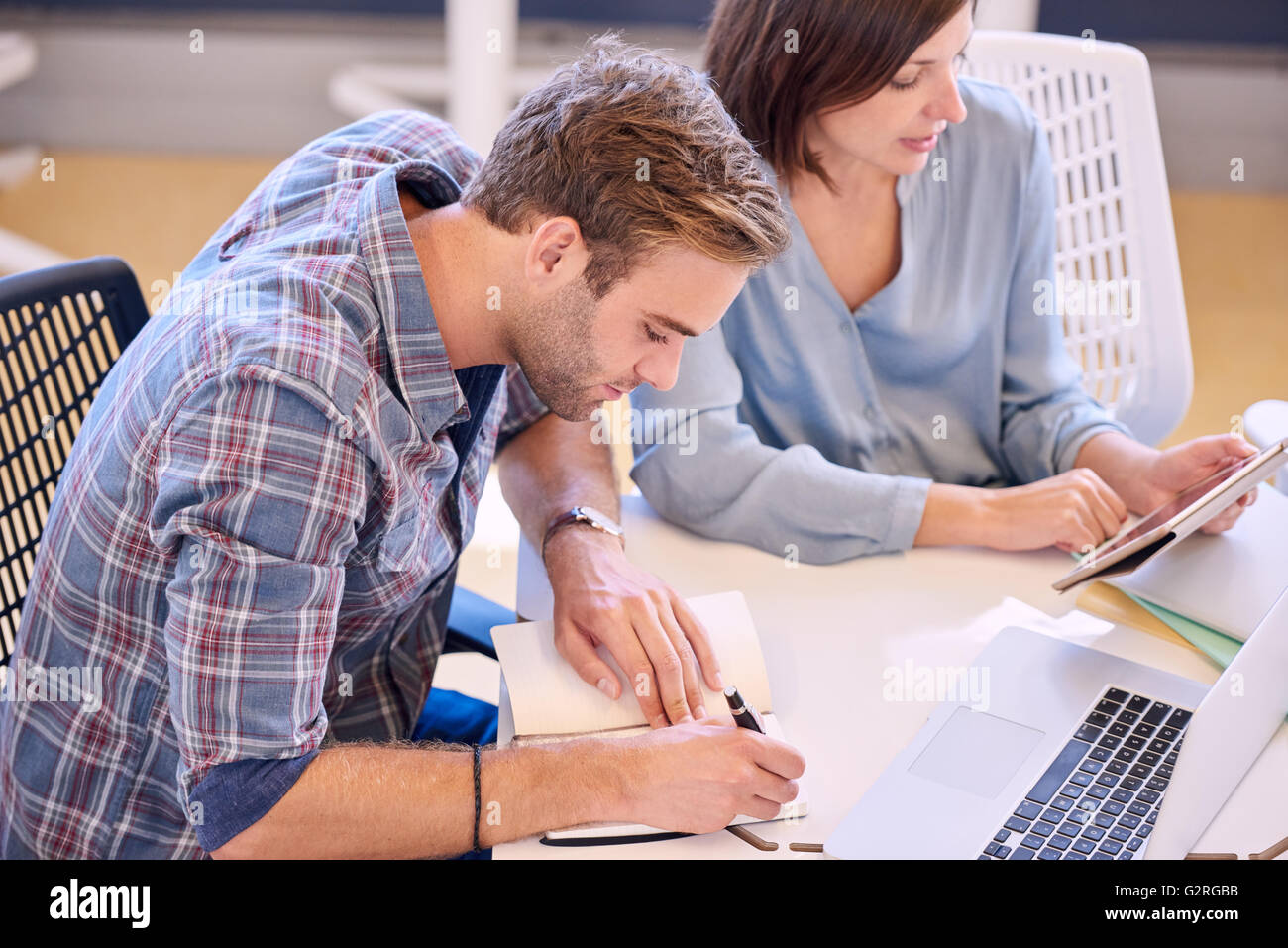 Working well hi-res stock photography and images - Alamy