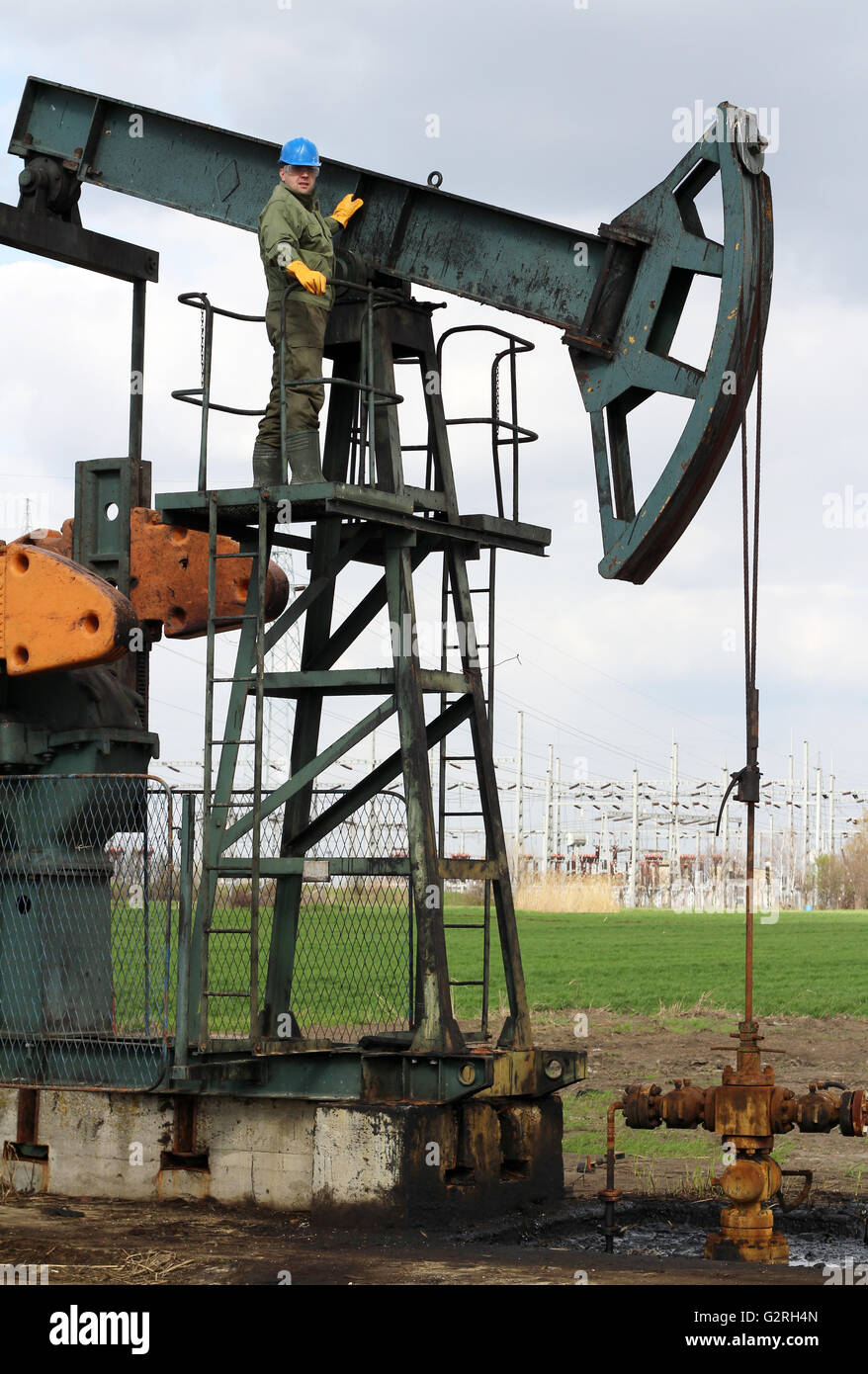 oil worker at an oil field Stock Photo - Alamy