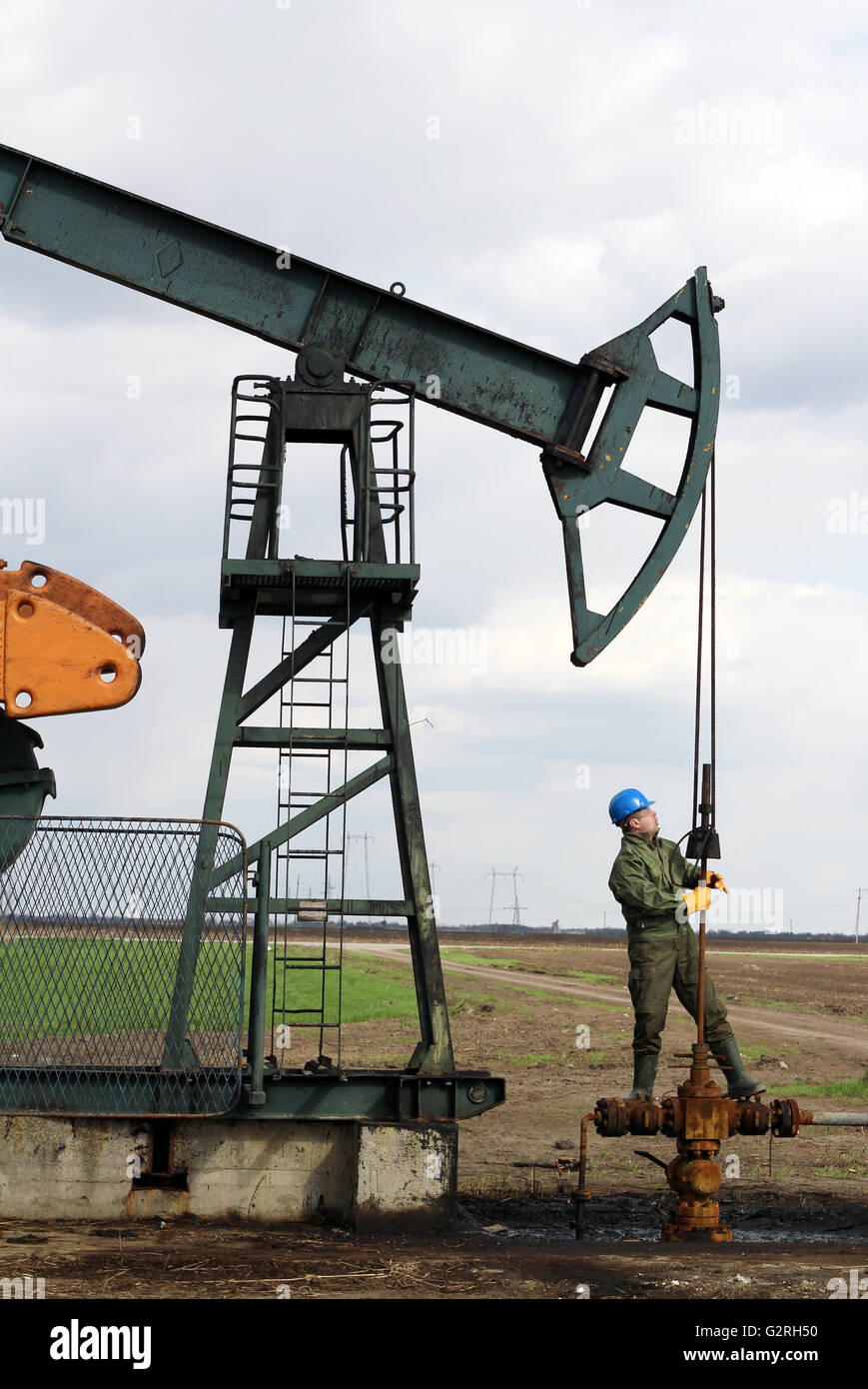 Derrick worker hi-res stock photography and images - Alamy