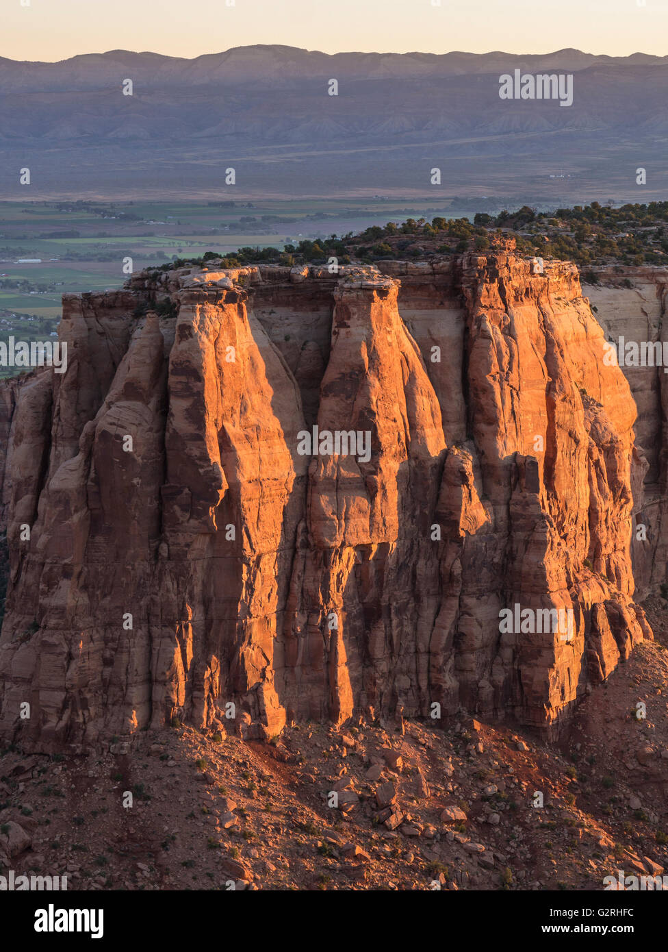 Early morning light on the cliffs, Colorado National Monument, Grand ...