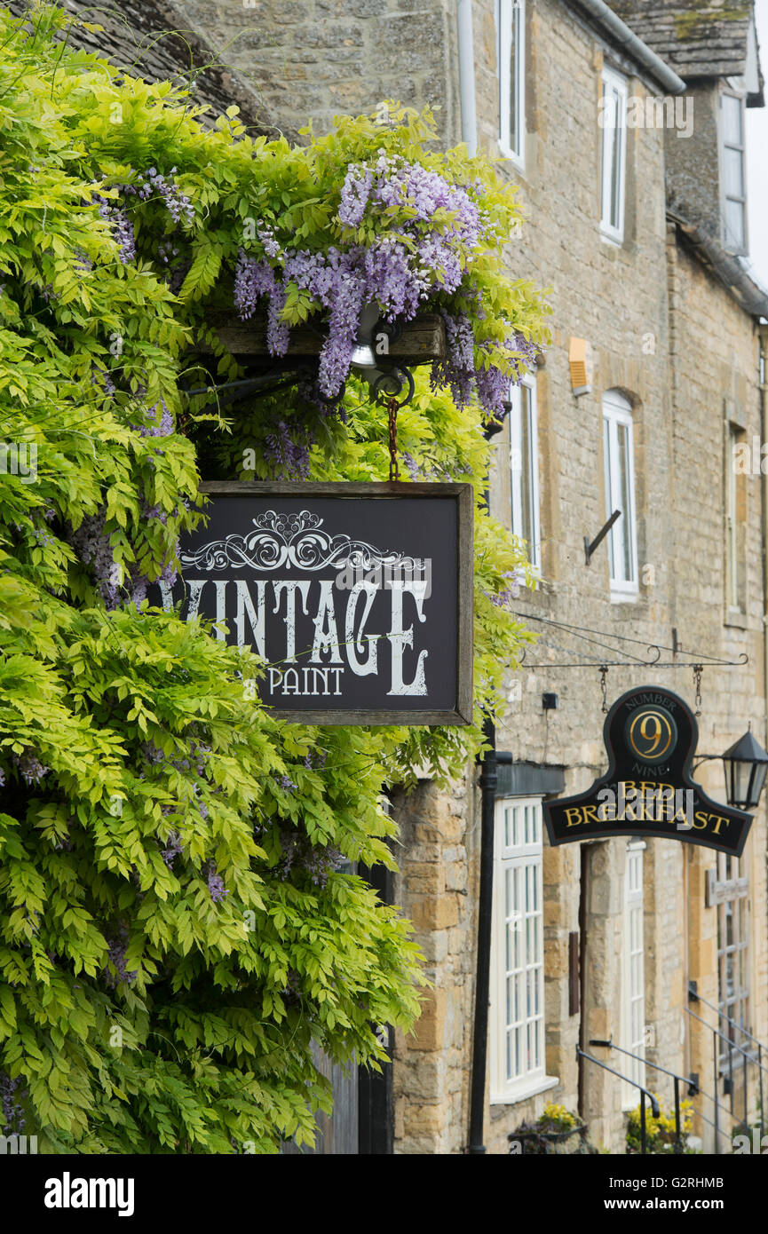 Retro shop sign hi-res stock photography and images - Alamy