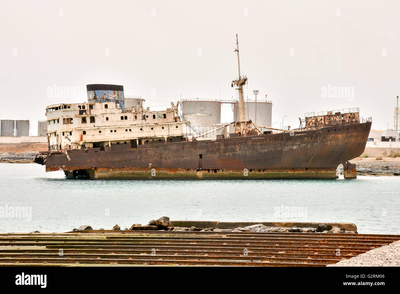 Photo Picture of an Abandoned Metal Rusty Ship Stock Photo - Alamy