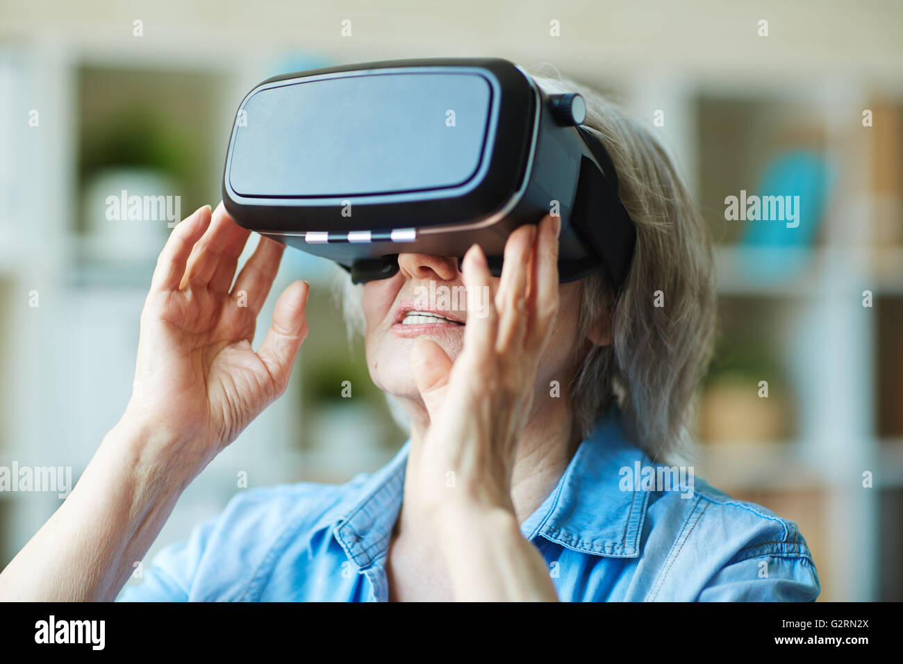 Senior woman in vr headset hi-res stock photography and images - Alamy