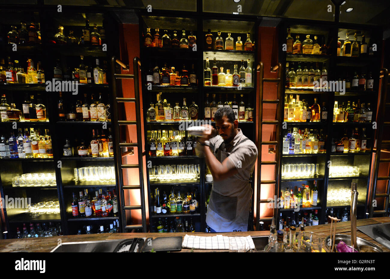 The 28 Hong Kong street cocktail bar in Singapore Stock Photo - Alamy