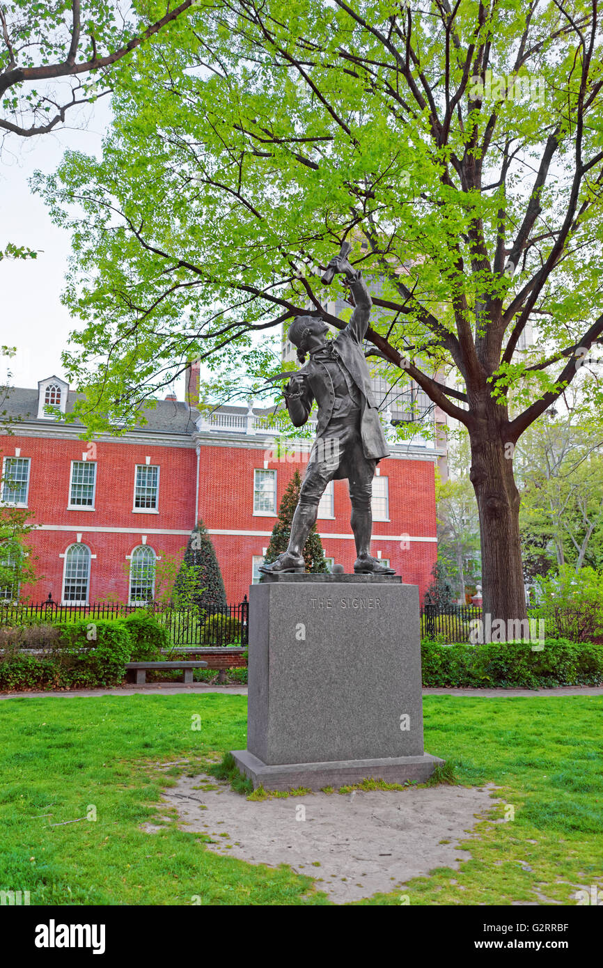 Signers statue hi-res stock photography and images - Alamy