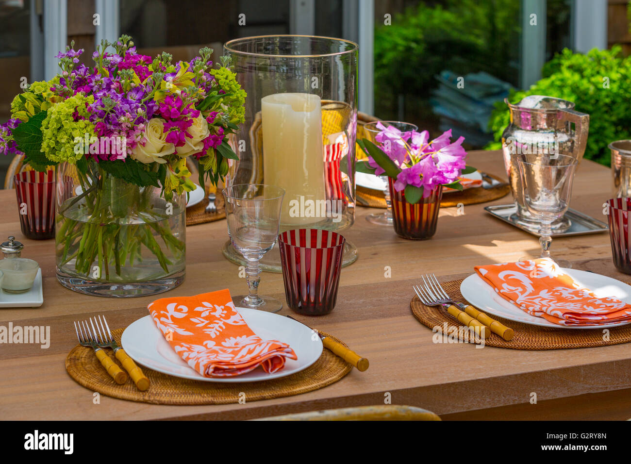table top setting with fresh flowers outside Stock Photo - Alamy