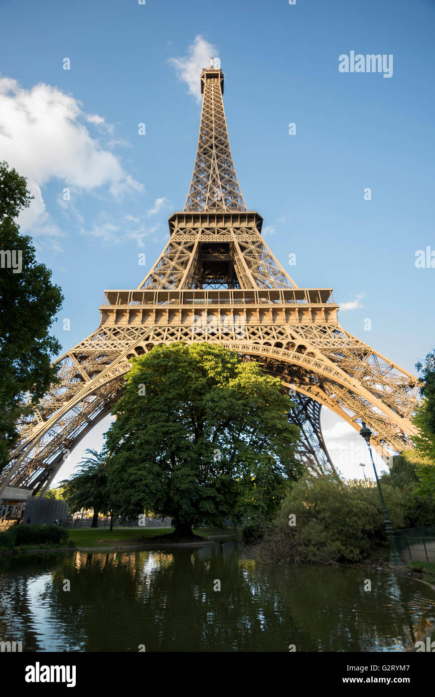 Eiffel tower architecture from below hi-res stock photography and ...