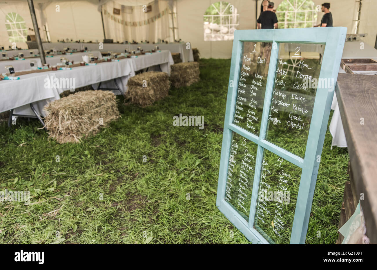 Country style seating plan for reception dinner Stock Photo - Alamy