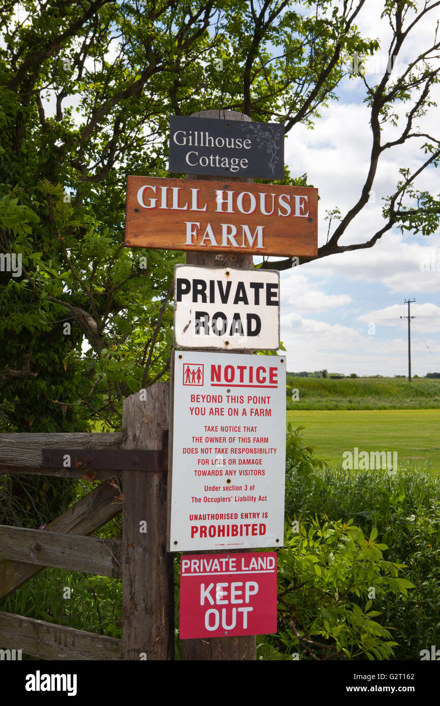 Country gate no entry signs hi-res stock photography and images - Alamy