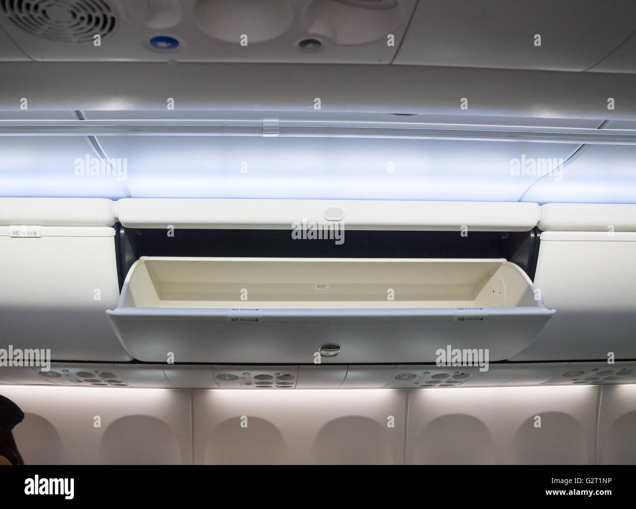 Airplane carry on luggage overhead hi-res stock photography and images ...