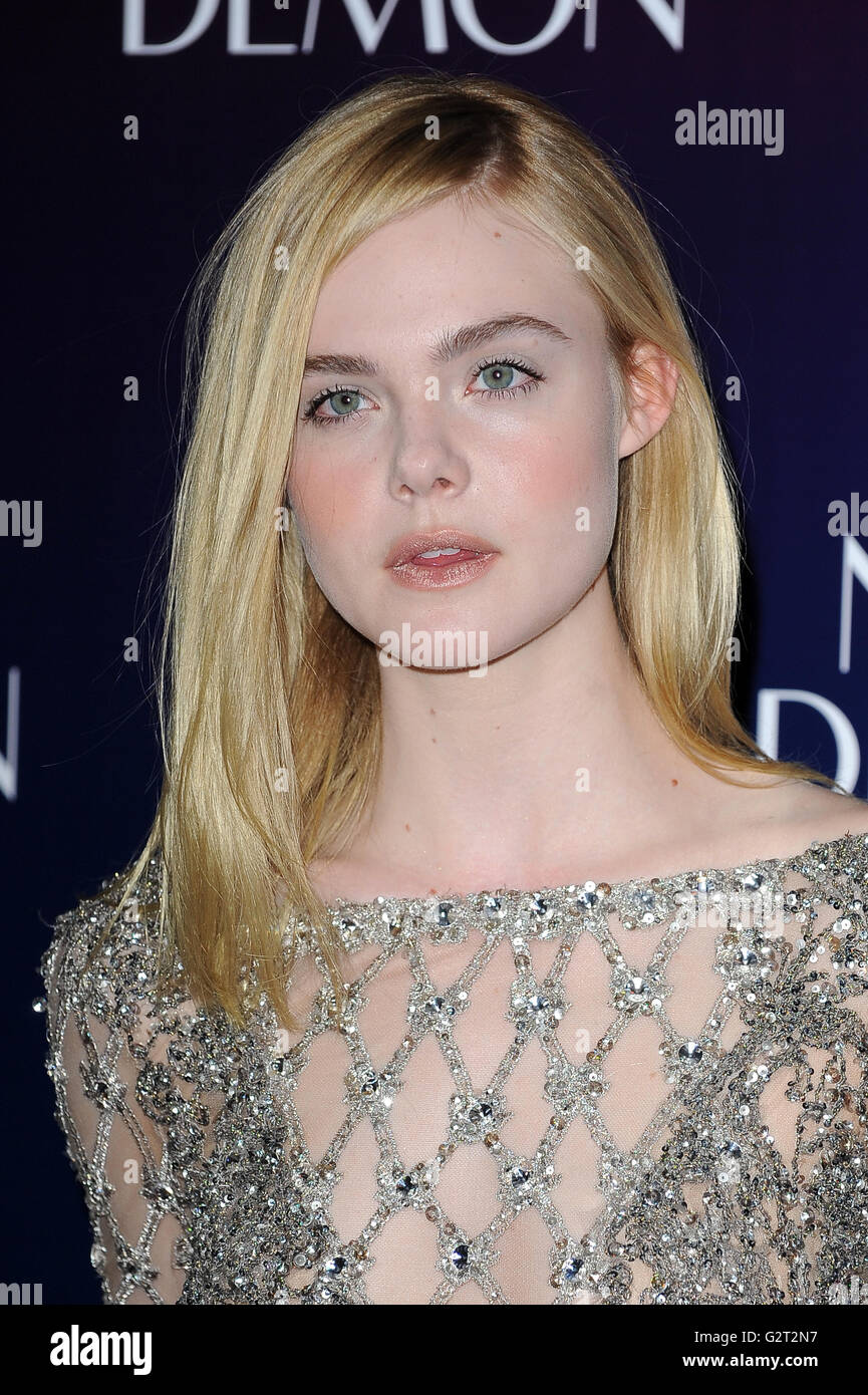 Actress elle fanning premiere hi-res stock photography and images - Alamy