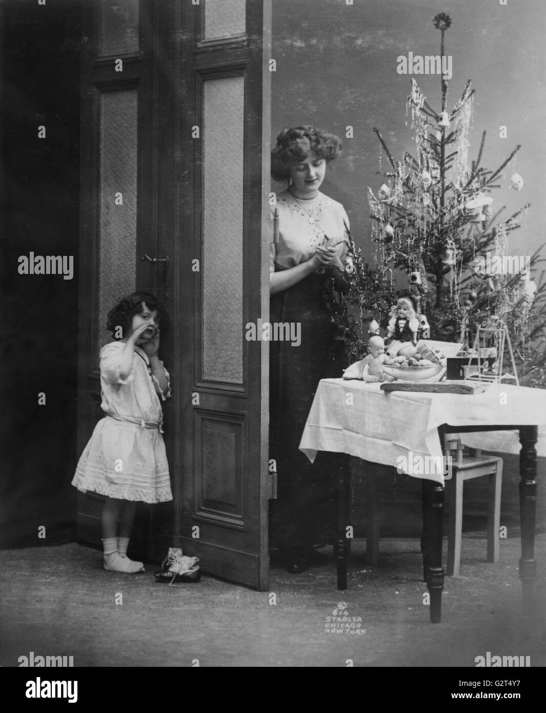 Sentimental photo of a mother and child with Christmas tree and gifts ...