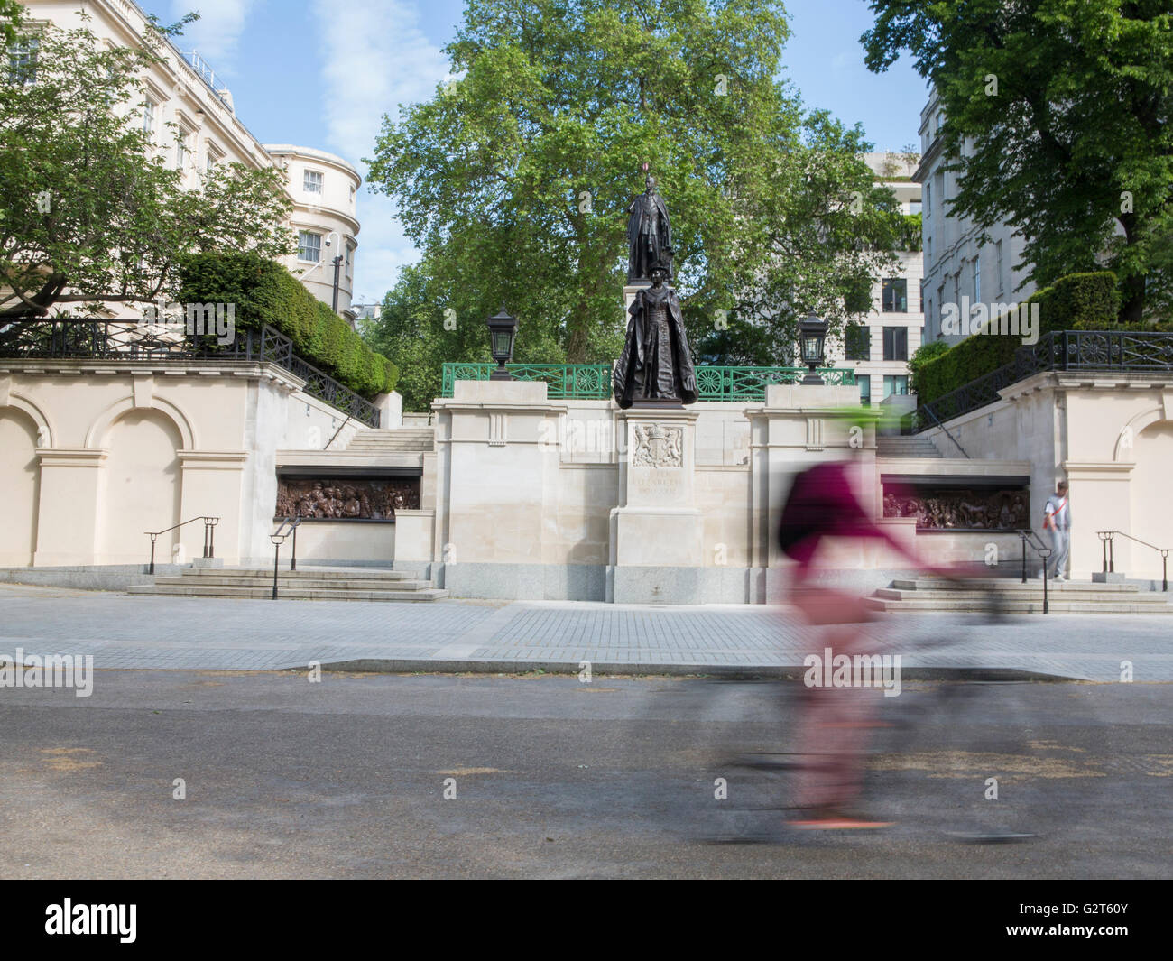 Cycling to work Stock Photo - Alamy