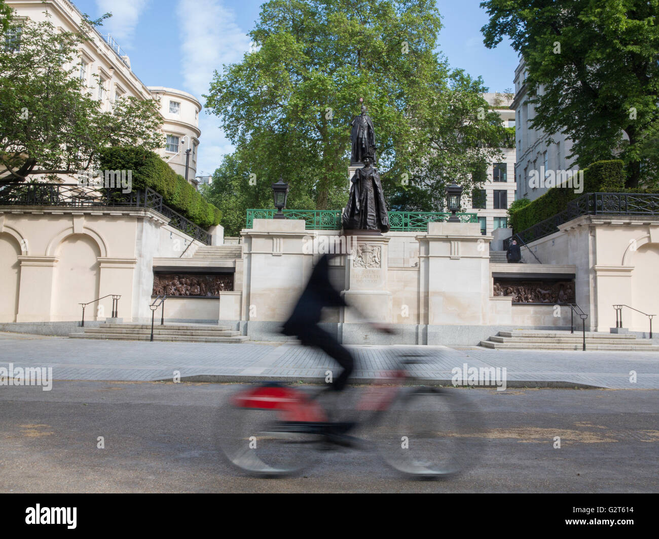 Cycling to work hi-res stock photography and images - Alamy