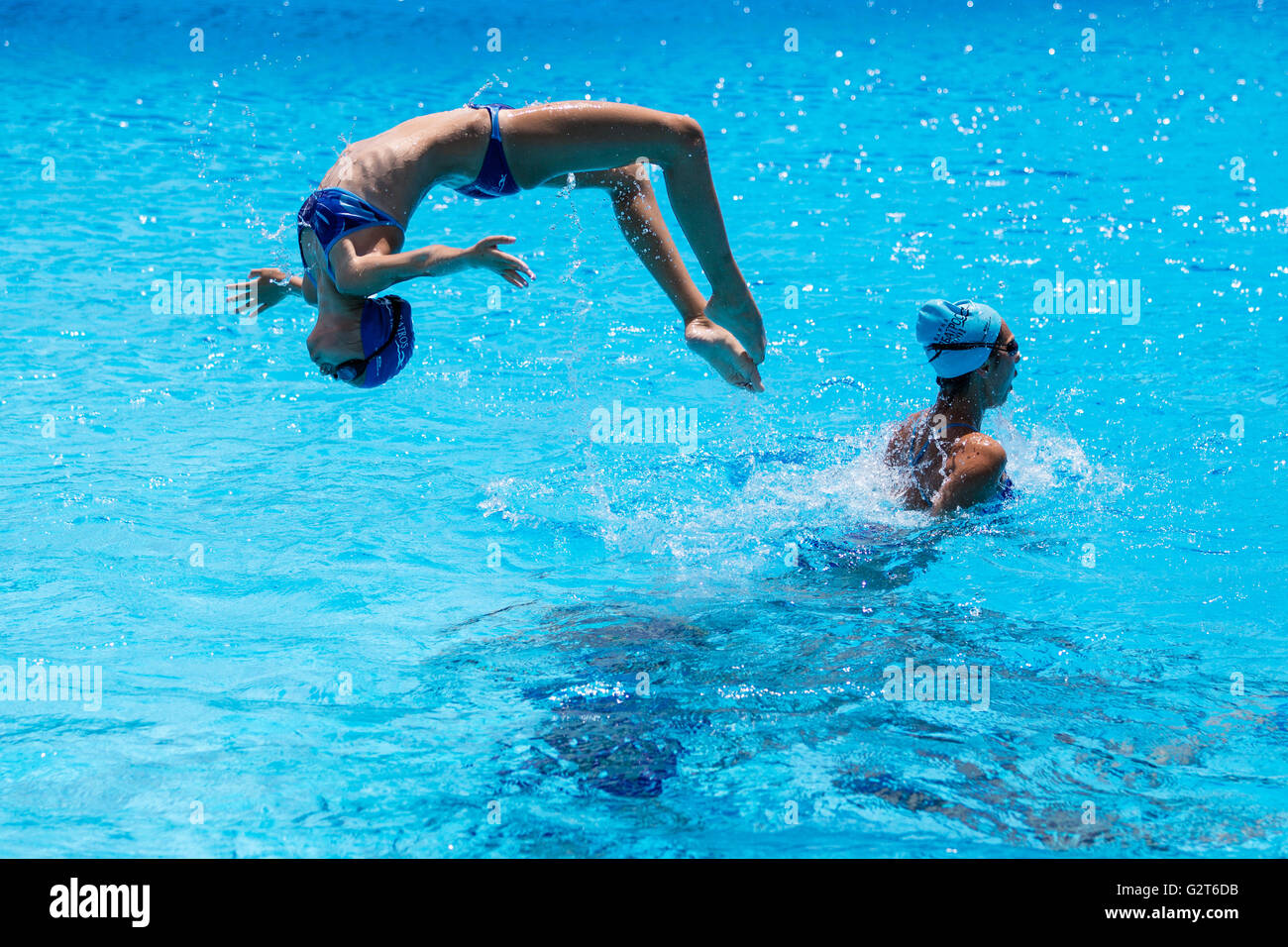Synchronise swimmers hi-res stock photography and images - Alamy