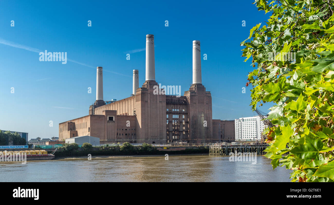 Famous london power station hi-res stock photography and images - Alamy