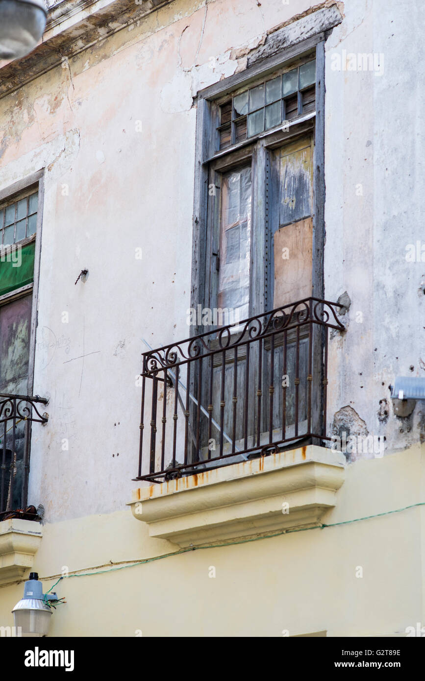 A window of a building in the neighborhood of La Habana Vieja. La ...