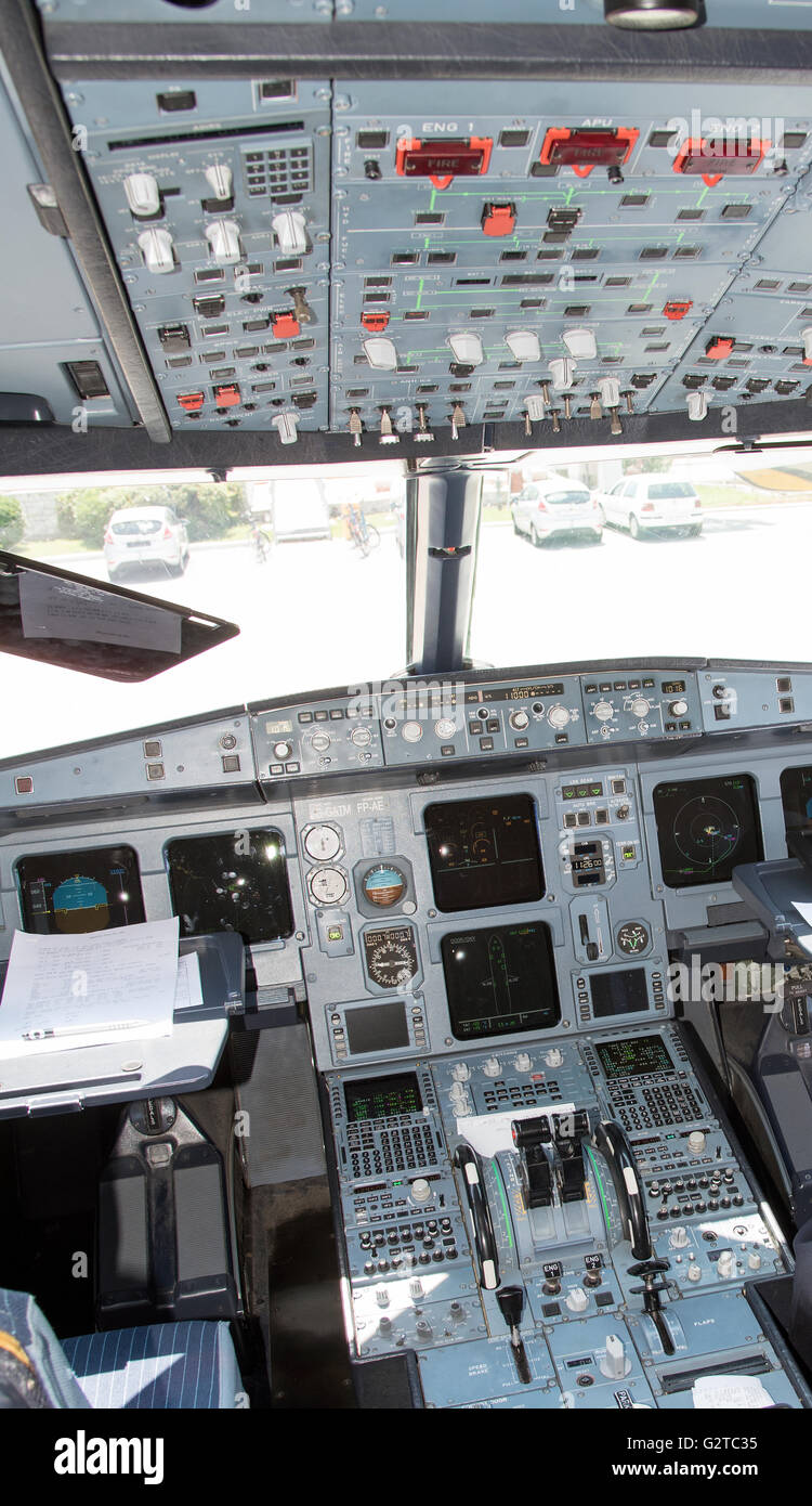 Instrumentation on the flight deck of a Airbus A320 passenger shorthaul ...