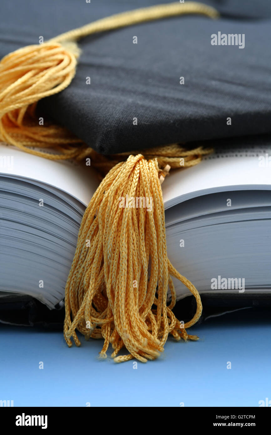 Graduation cap and textbooks Stock Photo - Alamy