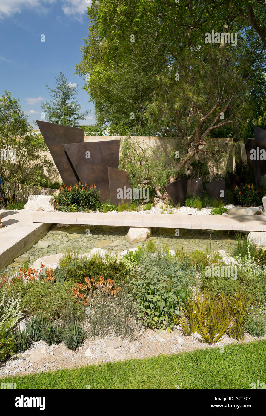 The telegraph garden at the rhs chelsea flower show hi-res stock ...