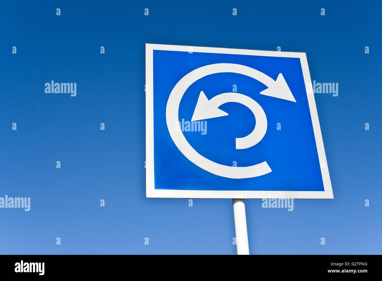 Blue circle sign hi-res stock photography and images - Alamy