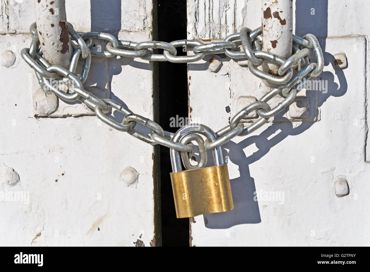 Padlock with chain on old door Stock Photo - Alamy