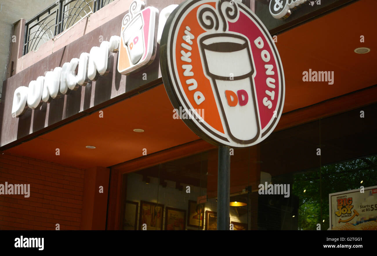 Dunkin donuts exterior hi-res stock photography and images - Alamy
